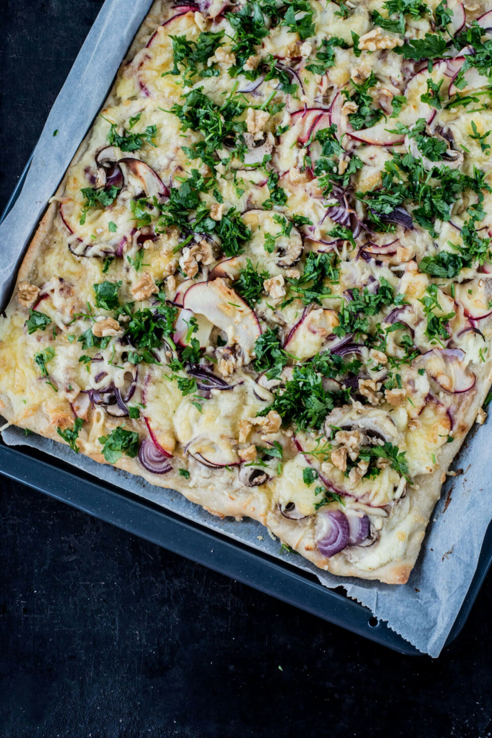 Pizza mit Pilzen, Äpfeln und Zwiebeln